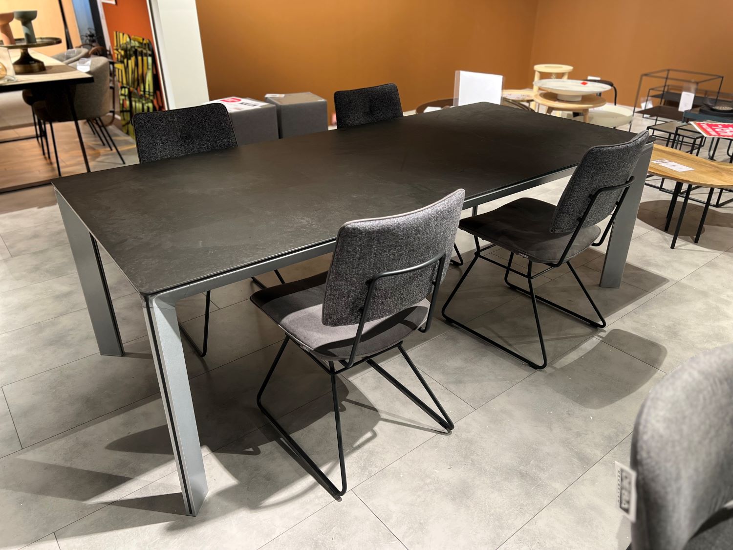 Collectie Class van CHRISTL DEKIMPE op basis van Eetkamertafel CLASS - Vulcano zwart | DEBA Meubelen