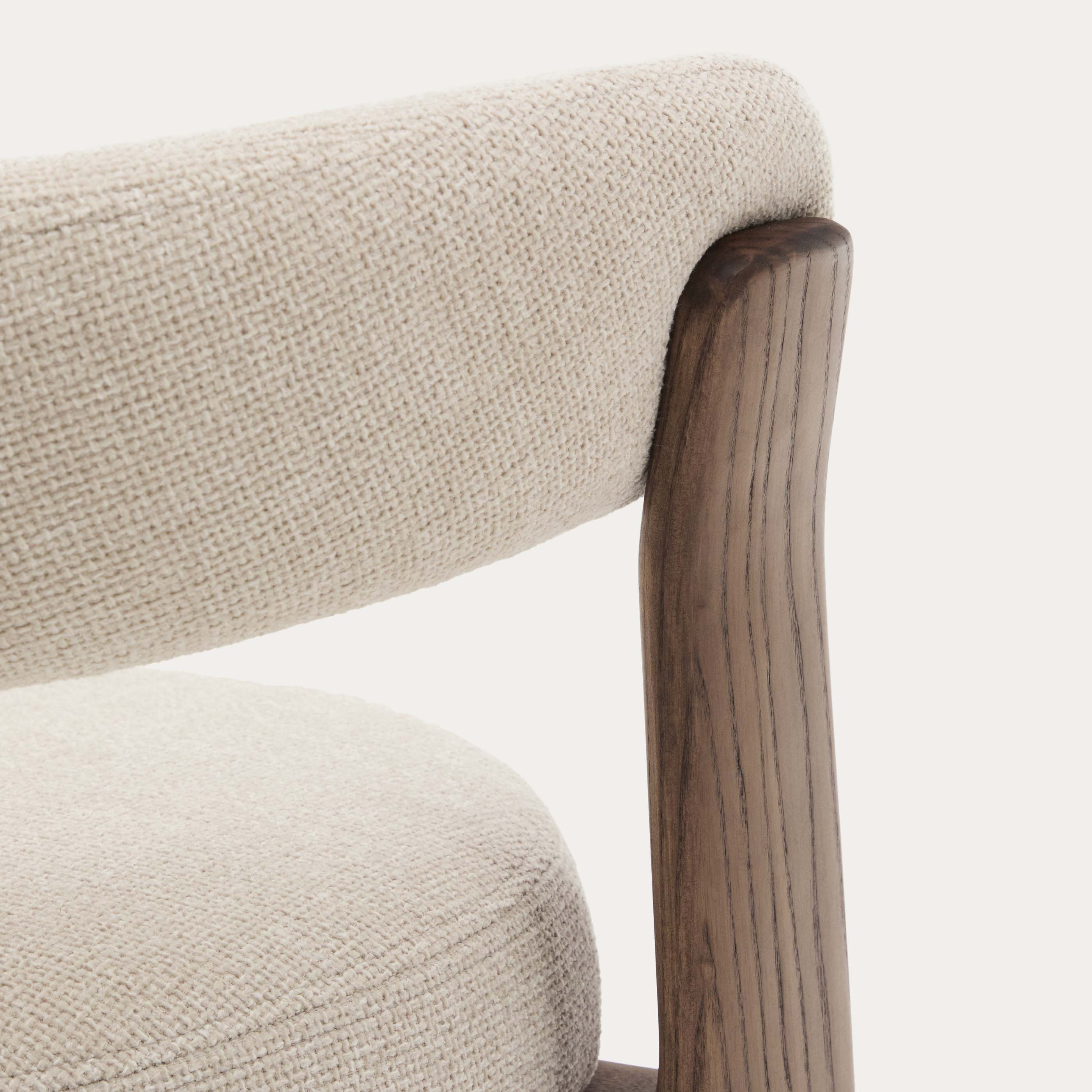 Kave Home Granite eetkamerstoel 3 poten beige stof walnoot hout