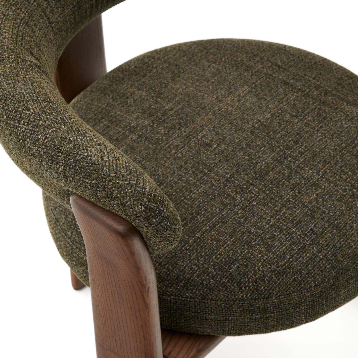 Kave Home Granite eetkamerstoel bruin stof walnoot hout