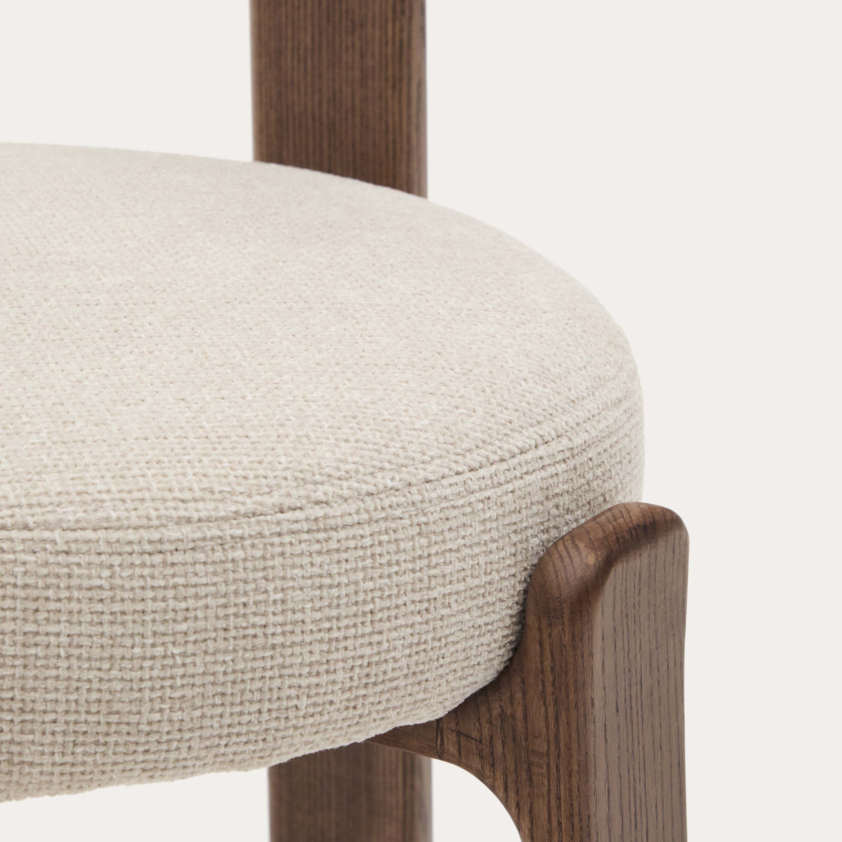 Kave Home Granite eetkamerstoel 4 poten beige stof walnoot hout