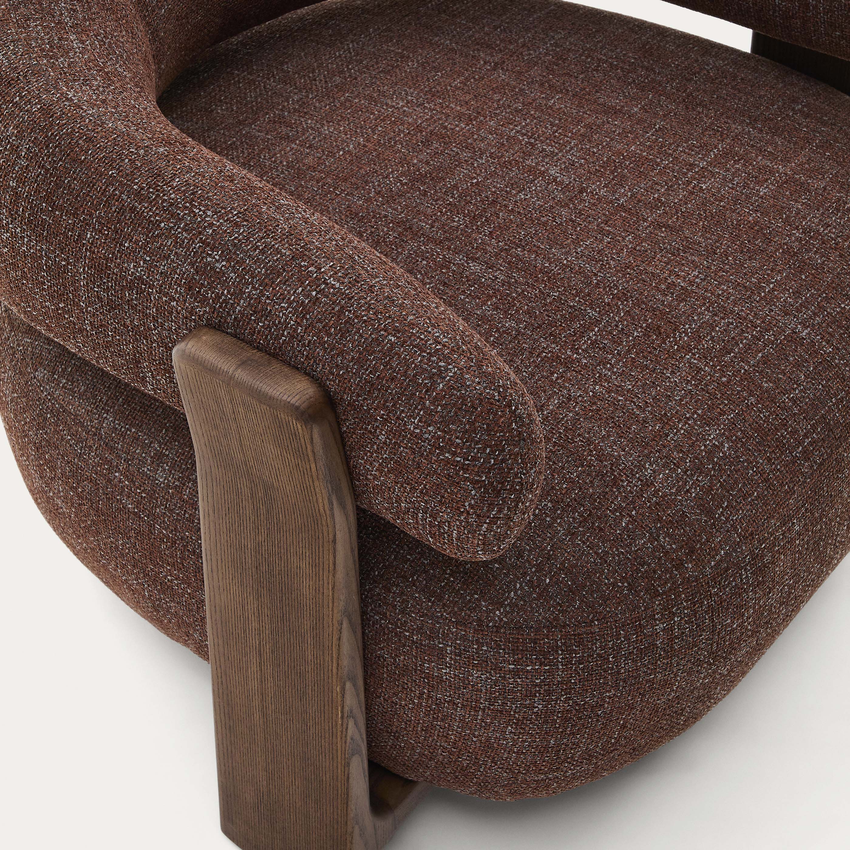 Kave Home Granite fauteuil beige stof walnoot hout