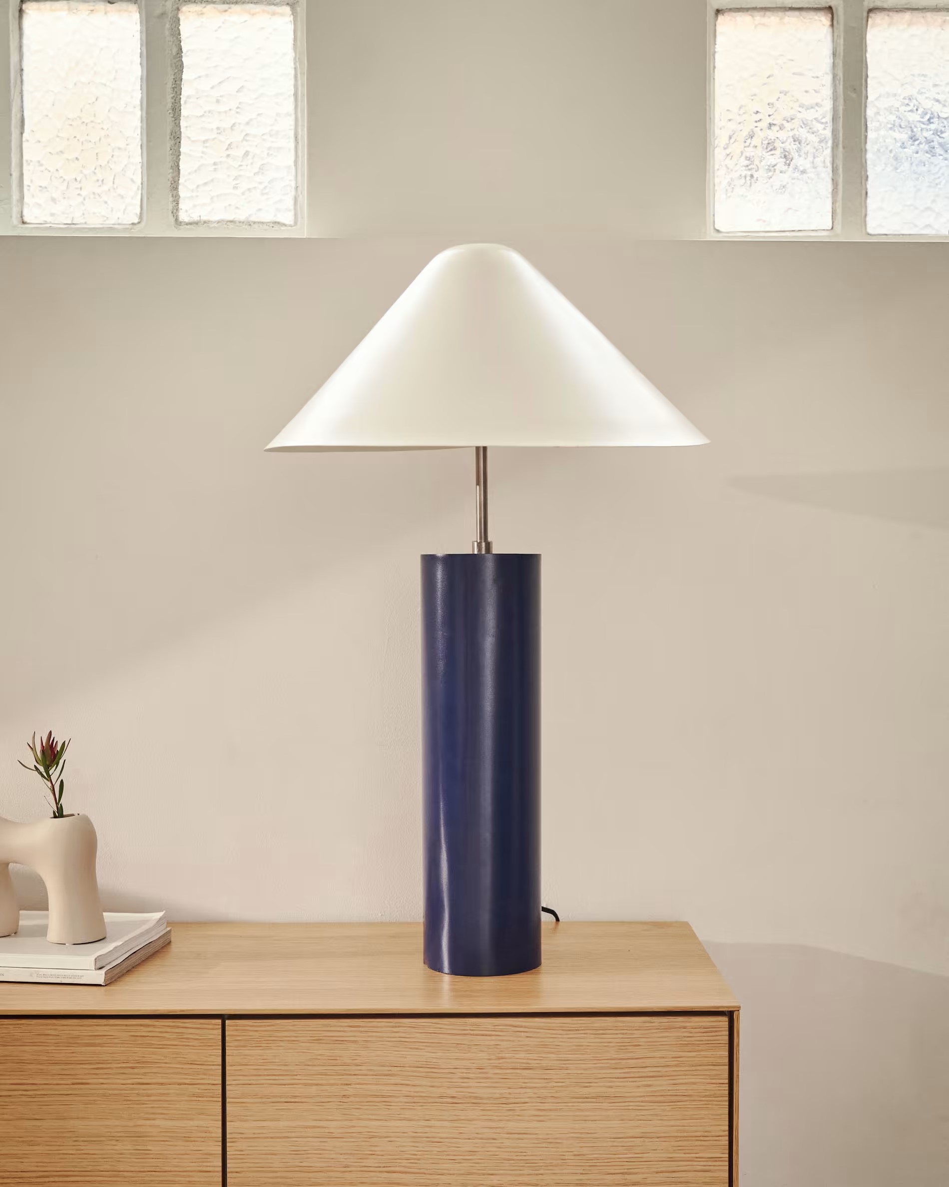 Kave Home Shiva metalen tafellamp blauw/wit